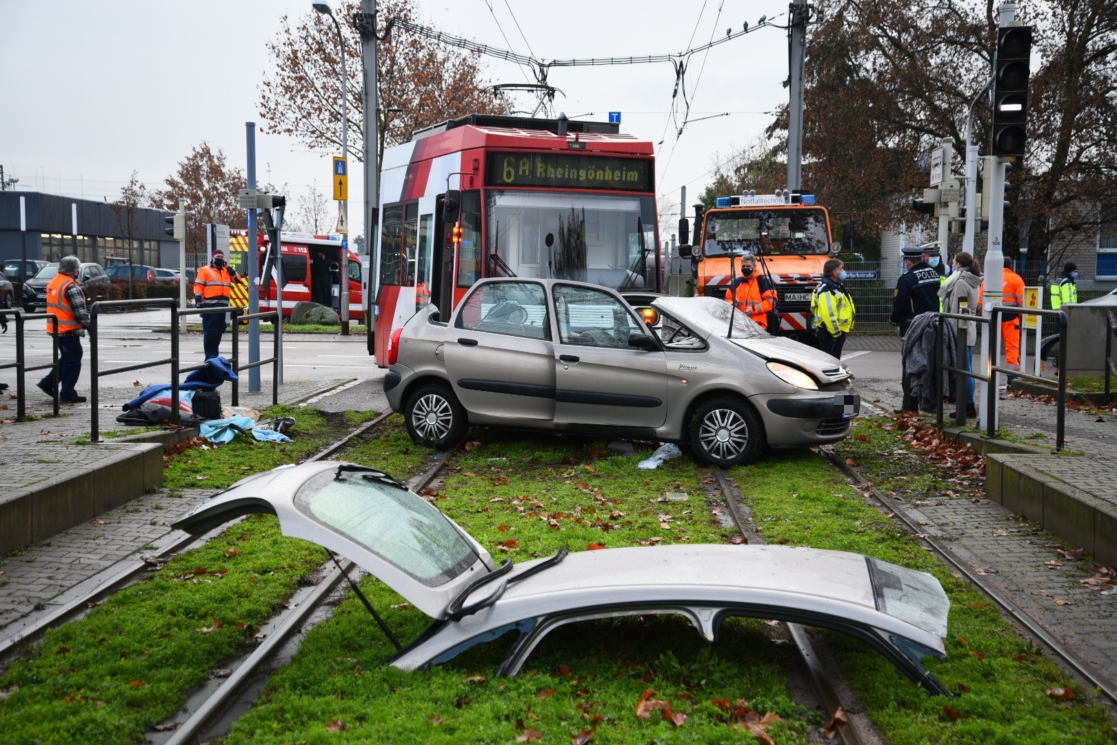 Mannheim: Schwerer Verkehrsunfall zwischen Auto und Straßenbahn (Update ... Mannheim: Schwerer Verkehrsunfall zwischen Auto und Straßenbahn (Update ...