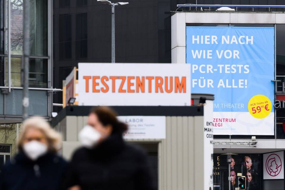 Corona-Pandemie: RKI: Sieben-Tage-Inzidenz sinkt wieder - Panorama ... Corona-Pandemie: RKI: Sieben-Tage-Inzidenz sinkt wieder - Panorama ...