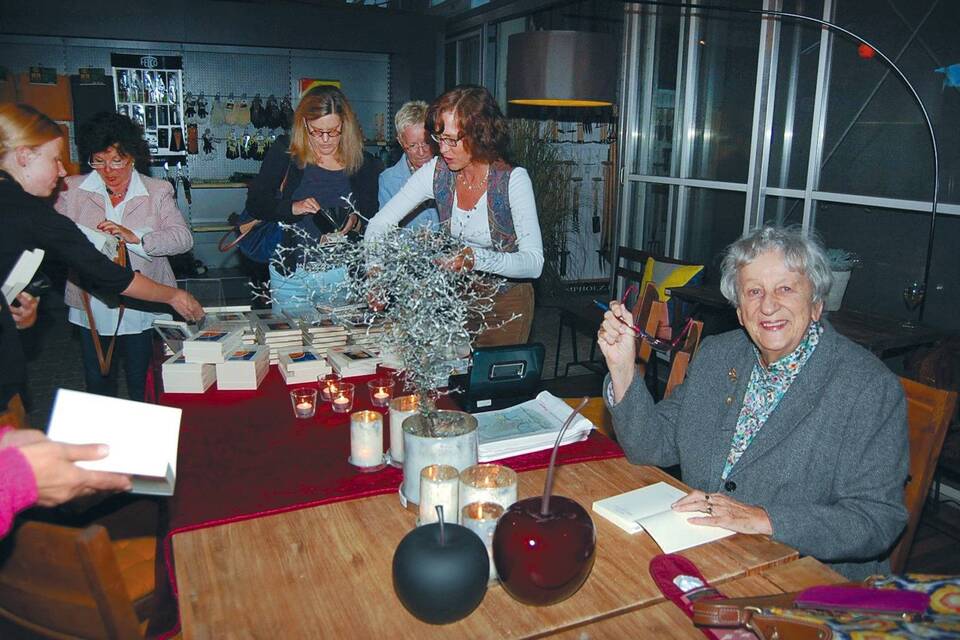 Ingrid Noll las in Mauer aus ihrem neuen Roman "Der Mittagstisch" - Nachrichten aus der Region ...