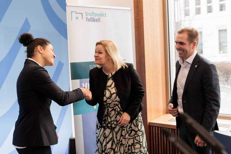 Nachhaltigkeit im Fokus: Innenministerin Faeser startet Tour durch EM ...