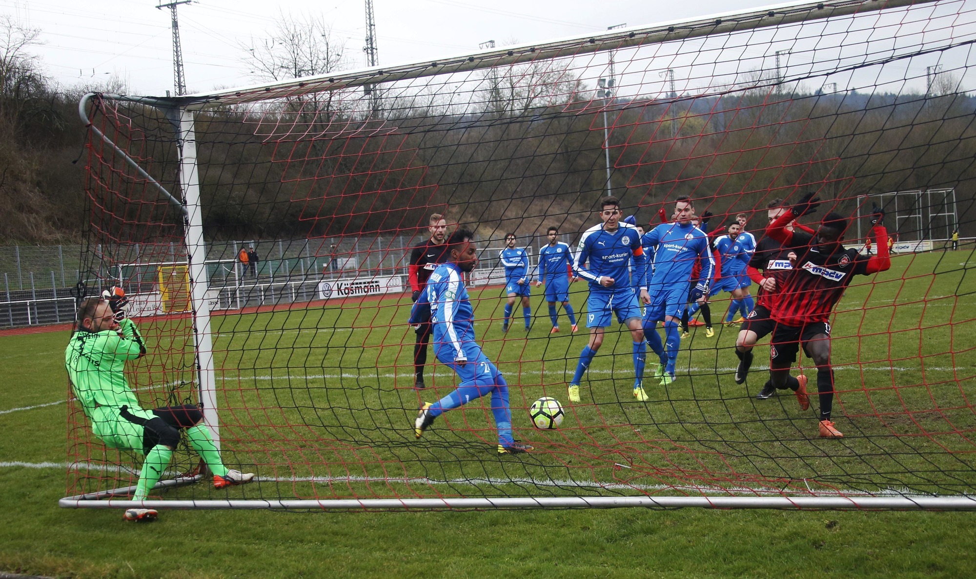 Fußball-Verbandsliga: SpVgg Neckarelz macht zwei naive Abwehrfehler ... Fußball-Verbandsliga: SpVgg Neckarelz macht zwei naive Abwehrfehler ...